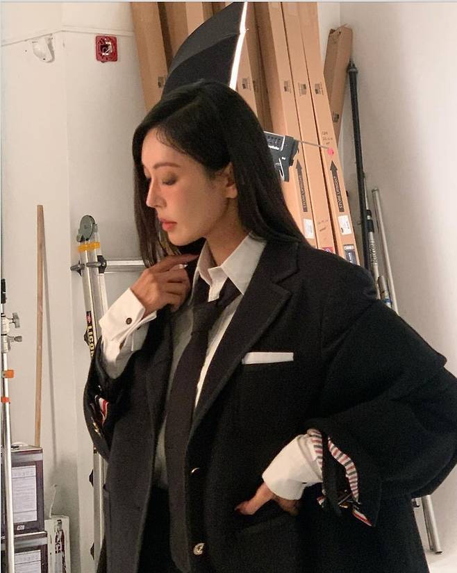 김소연 파격적인 쇼츠룩 우아함과 섹시미의 완벽 조화 스타와 라이프