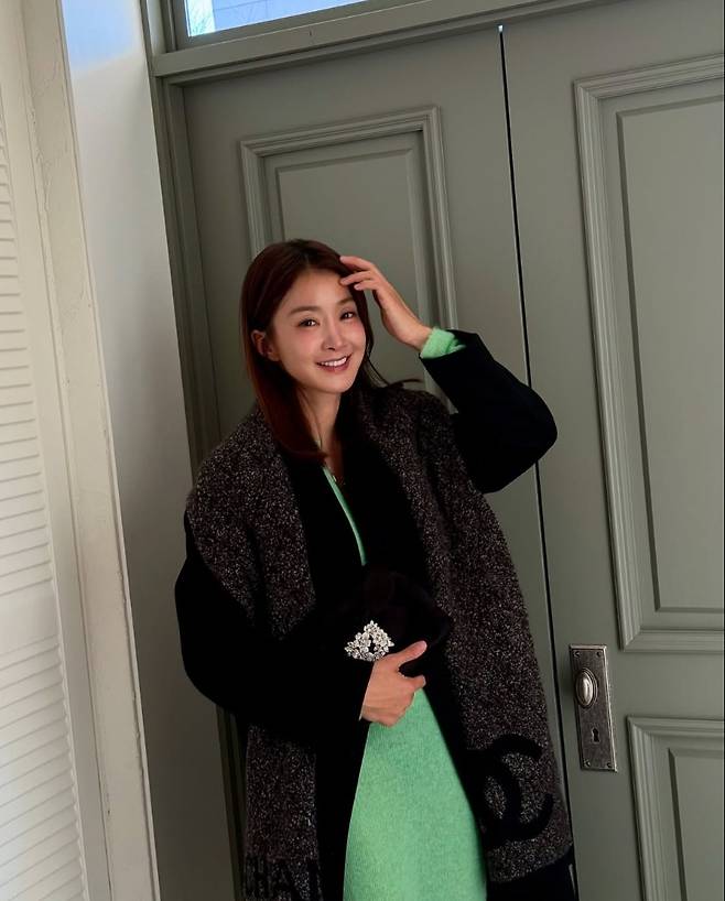 이시영 샤넬 없으면 못 나가 머플러 두르고 세련된 연두색 니트 원피스룩 뷰티는 내운명