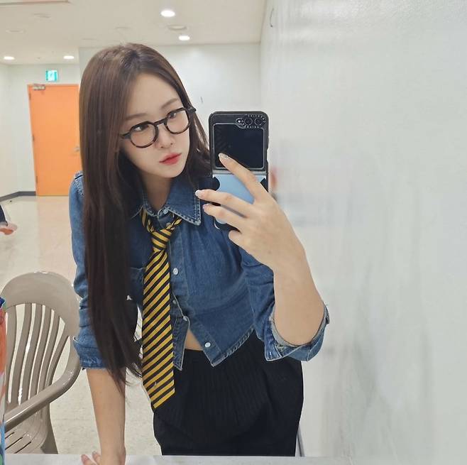 소유 요즘은 셔츠도 크롭 단추 하나 푼 셔츠에 줄무늬 타이 믹스매치룩 뷰티는 내운명