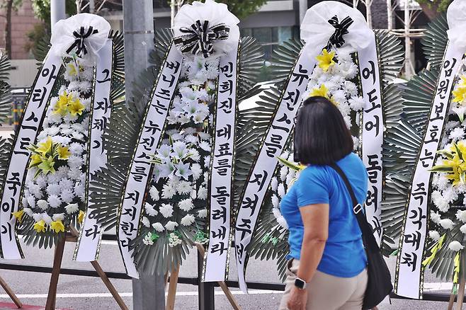 초상집 된 K팝 기획사정교하고 강력해진 팬덤 대응에 ‘머리 지끈