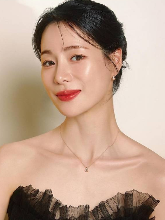 임지연 무결점 미모 빛났다 연말 홀리데이 감성 담은 오프숄더 드레스 스타와 라이프
