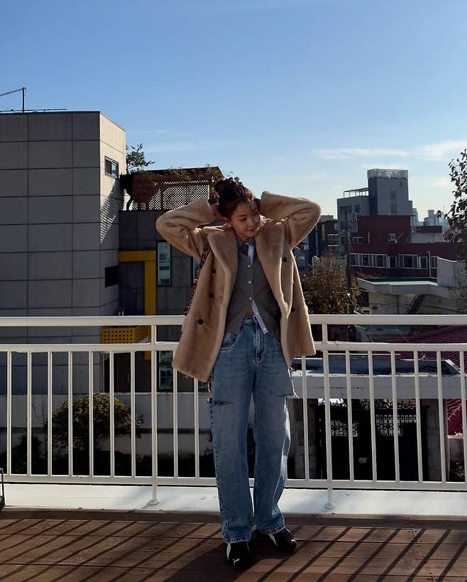 이시영 강추위에도 힙하게 퍼 코트에 단추 푼 셔츠 찢청 데일리룩 뷰티는 내운명