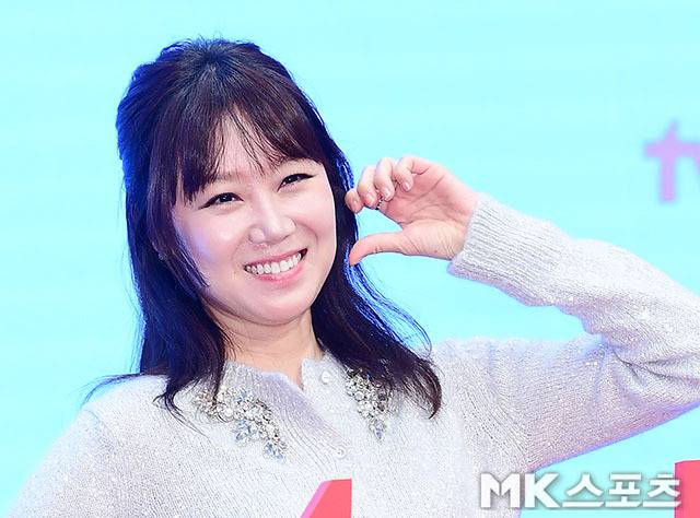 공효진 안방 복귀 ‘공블리 반짝이 니트에 레드 힐로 완성한 우아한 롱스커트룩 뷰티는 내운명