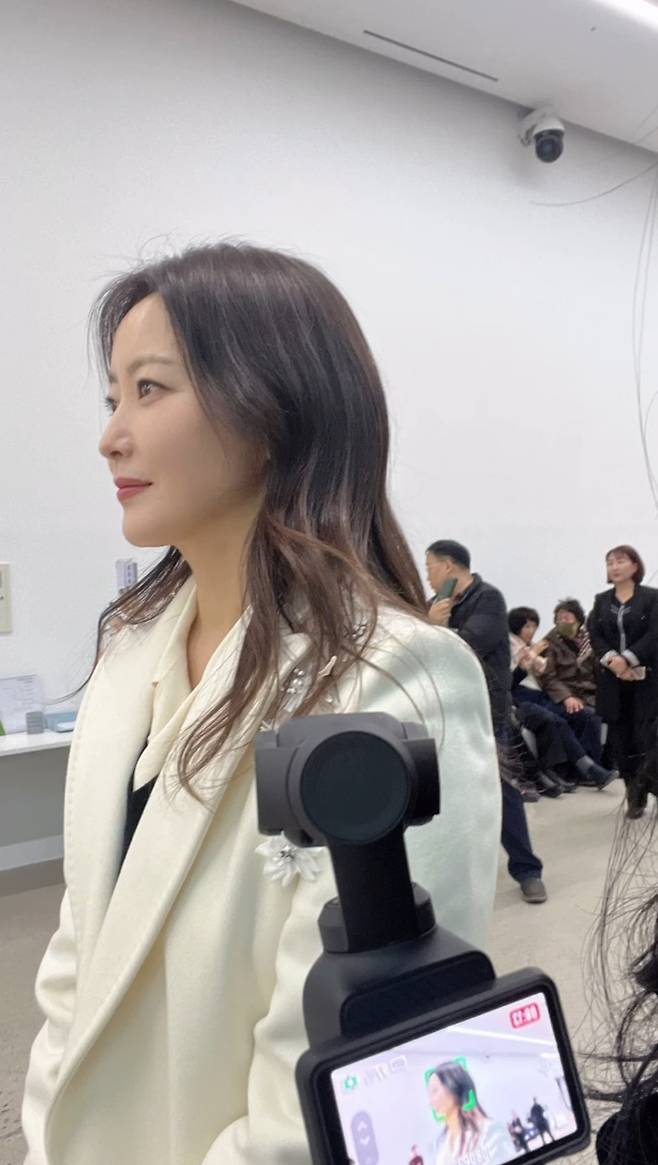 김희선 독보적 우아美 47세 나이 잊은 화이트 롱코트로 뽐낸 여신 비주얼 뷰티는 내운명