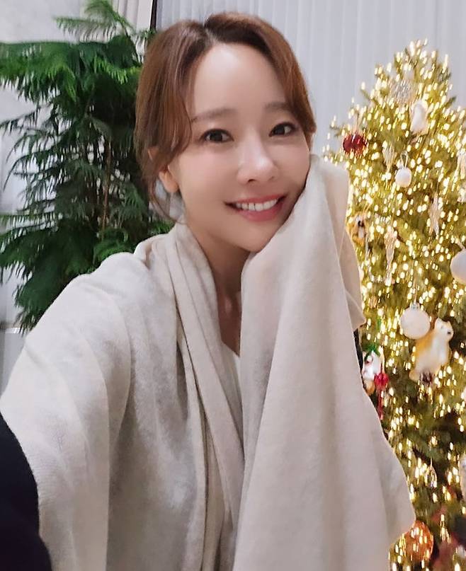 소유진 요즘 꽂힌 캐시미어 머플러 밍크 베스트와 꿀 조합 럭셔리 출근룩 패션엔