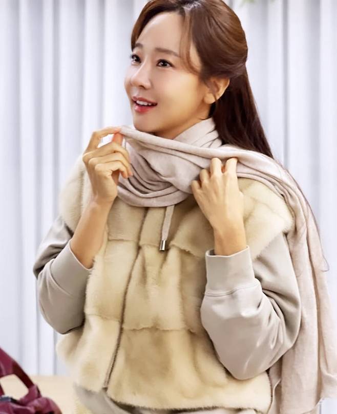 소유진 요즘 꽂힌 캐시미어 머플러 밍크 베스트와 꿀 조합 럭셔리 출근룩 패션엔