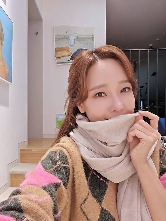 소유진 요즘 꽂힌 캐시미어 머플러 밍크 베스트와 꿀 조합 럭셔리 출근룩 패션엔
