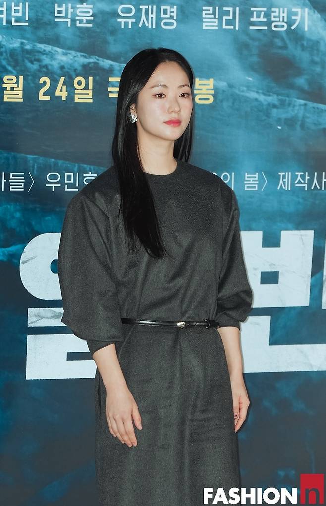 전여빈 ‘하얼빈 빛낸 쿨한 시크미 블랙 맵시의 벨티드 원피스룩 패션엔