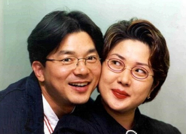 별거 중 잉꼬부부인 척 방송 힘들었다” 결혼 21년 만에 극비 이혼한 배우 커플 스포엔 뉴세이