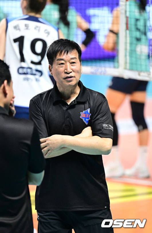 GS칼텍스 잡아내며 4연패 탈출에 성공한 IBK기업은행 김호철 감독 [사진]