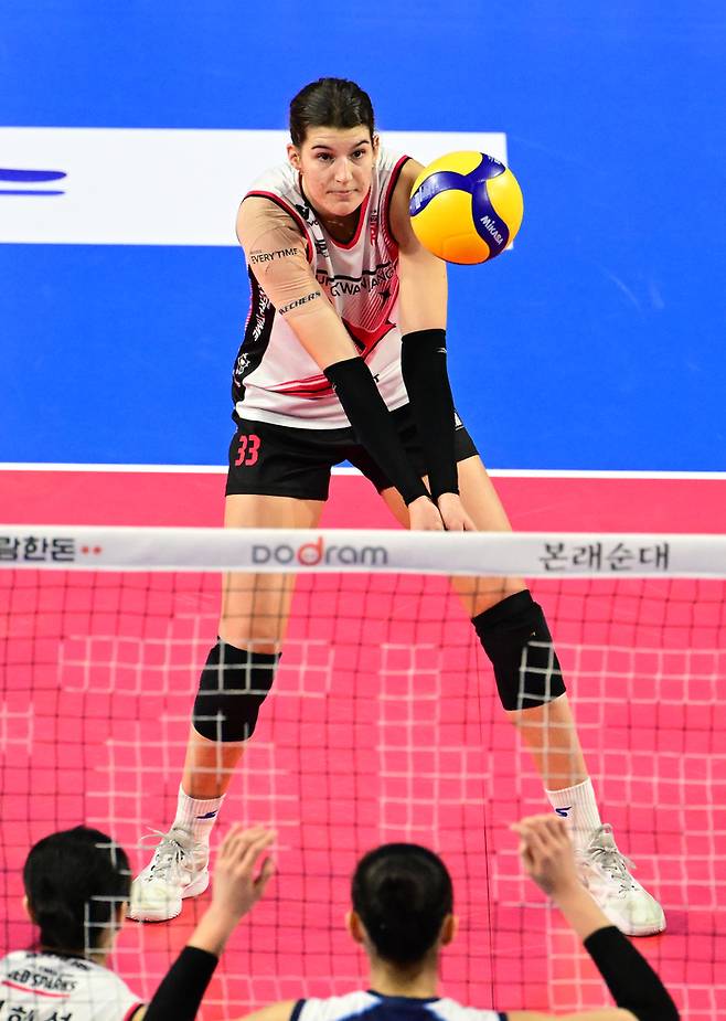 흥국생명에 첫 패 안긴 ‘배구 천재 부키리치 김연경 선수 보며 배워요”