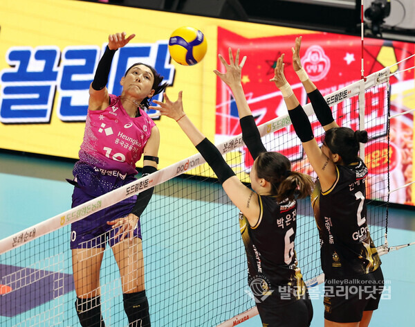 공격하는 김연경 26득점서브에이스 2개 블로킹 3득점