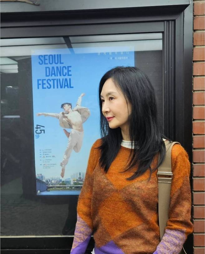 채시라 56세 맞아 스타일은 20대 니트에 청바지로 캐주얼한 일상룩 뷰티는 내운명