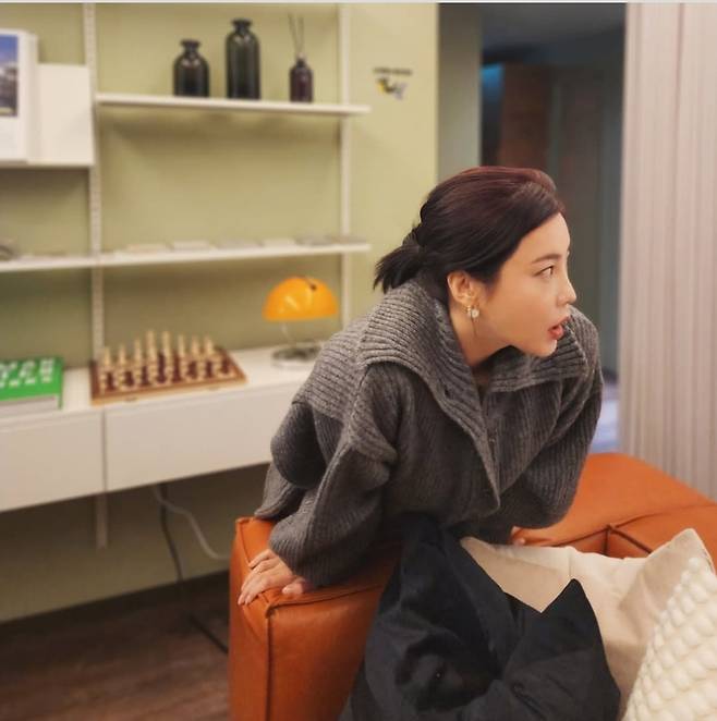 솔비 18kg 빼더니 헐렁한 하의실종 163cm 더 커보이는 여리여리 니트 원피스룩 뷰티는 내운명