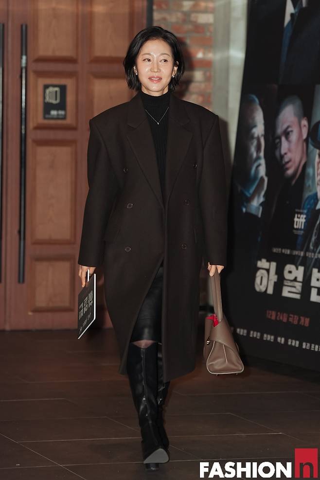 염정아 53세 세련된 절제미 더블 버튼 코트의 클래식 시크 드뮤어룩 패션엔