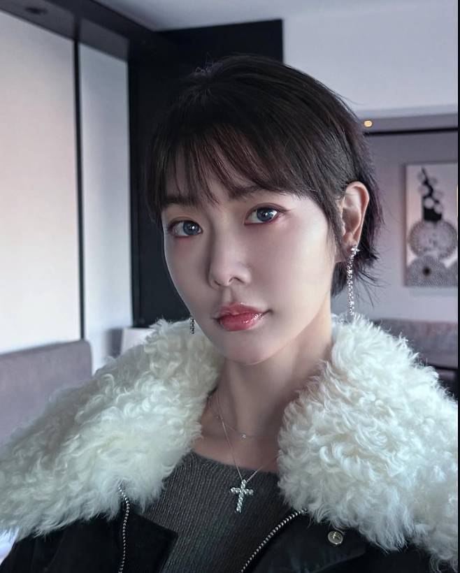 클라라 숏컷이 이렇게 사랑스러울 일 퍼 디테일로 완성한 시크러블리 스타와 패션