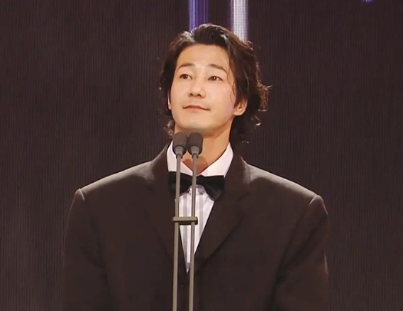 서울대 나와 잘나갔는데 33세에 뒤늦게 배우되어 연기우수상 탄 연예인 셀럽뉴스