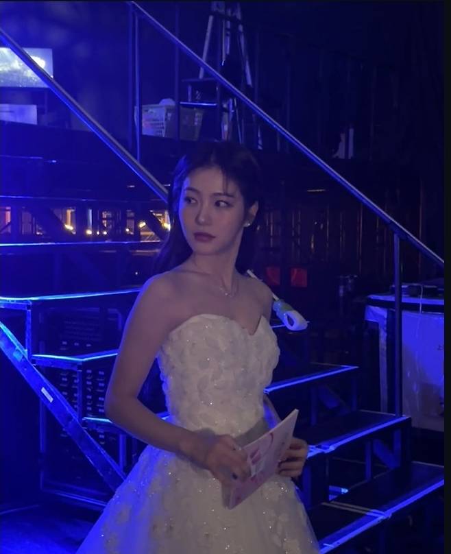 신예은 후쿠오카서 눈부신 드레스핏 여신이 따로 없는 직각어깨 튜브탑 드레스룩 뷰티는 내운명