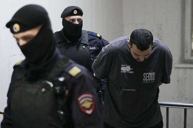 러시아 군 장성 암살 사건 피고인 ‘seoul 티셔츠 입고 법정 출두