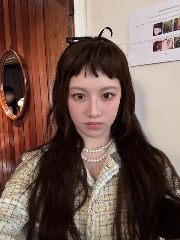 고윤정 샤넬의 뮤즈 앞머리 삐죽한 사랑스러움으로 완성한 트위드룩 스타와 라이프