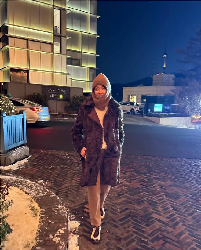 황정음 올겨울 인싸템 발라클라바 니트에 퍼 코트로 우아한 산책룩 뷰티는 내운명