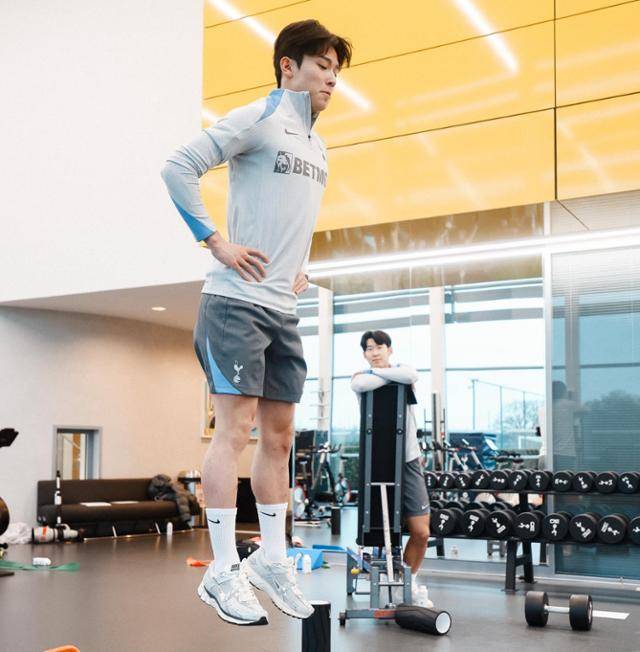드디어 토트넘 입성한 양민혁캡틴 손흥민 시선 속 첫 훈련 돌입