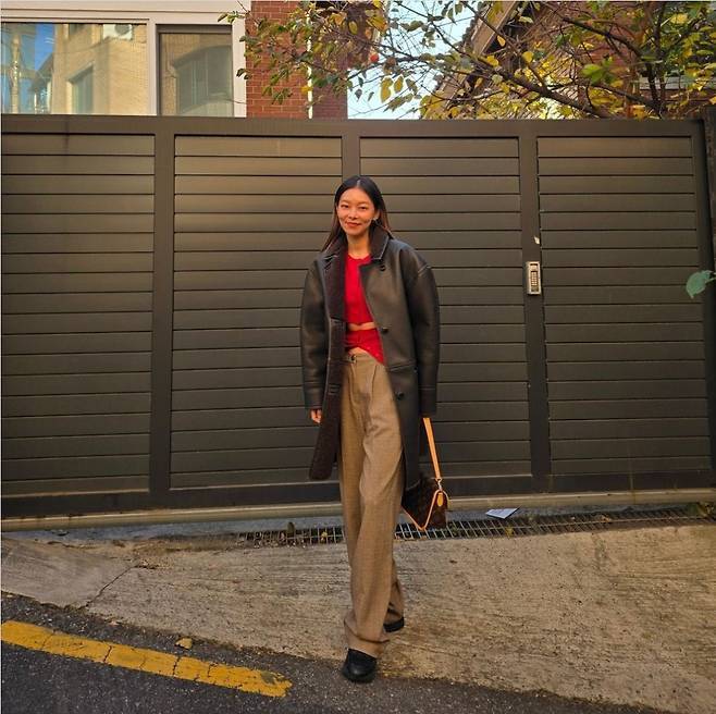송해나 이게 바로 모델핏 가죽 코트로 선보인 크롭 드뮤어룩 스타와 라이프