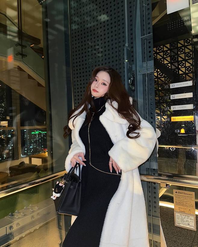 프리지아 블랙 터틀넥 민소매 원피스 입고 핫한 연말 스타일링 라이프업