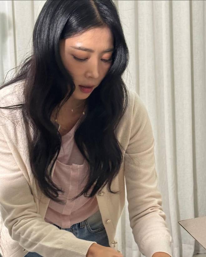 오윤아 전직 레이싱 모델의 품격 44세에도 빛나는 완벽 비주얼과 스타일링 스타와 패션