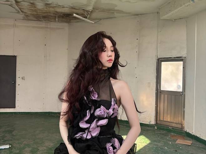 카리나 ‘고전 미인 그 자체 로맨틱 고딕 드레스로 완벽 입증 스타와 라이프