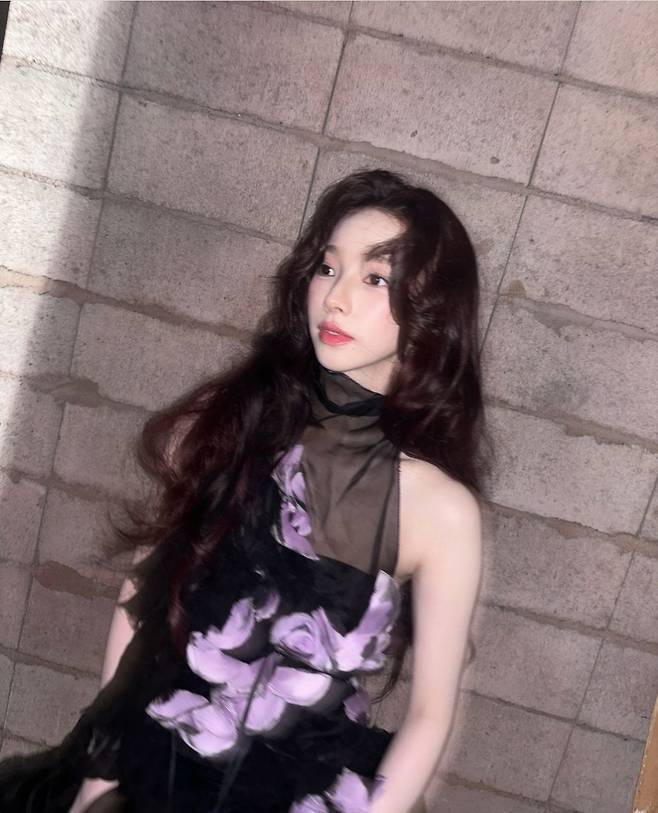 카리나 ‘고전 미인 그 자체 로맨틱 고딕 드레스로 완벽 입증 스타와 라이프