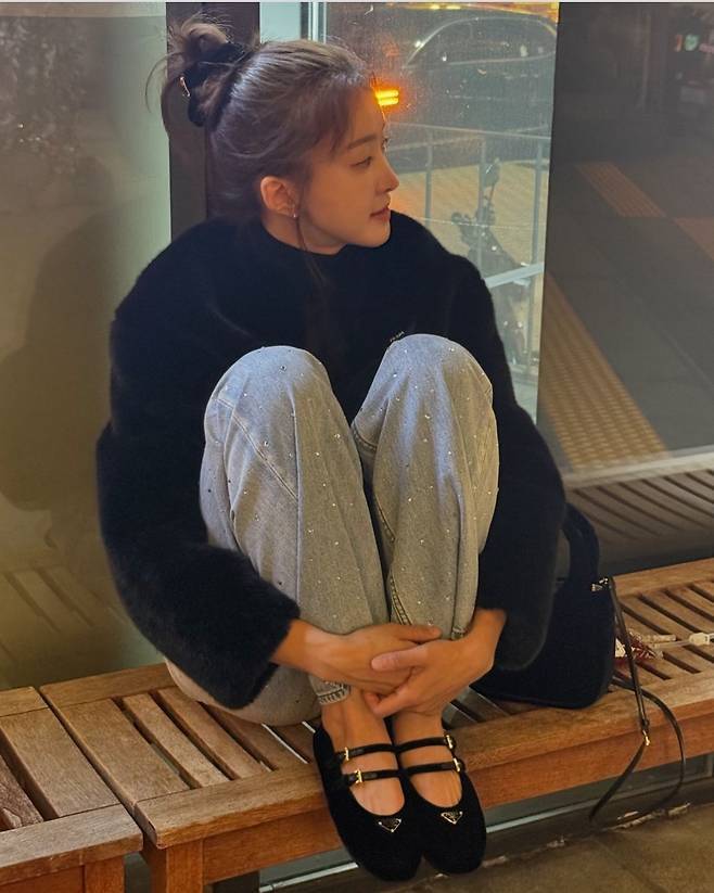 이시영 한파도 멋으로 이긴다 크롭시스루 블랙 퍼 코트룩 스타와 라이프