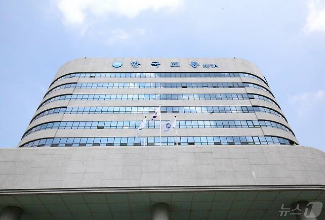 교총 정근수당 인상 환영보수 10 인상 조속 추진해야