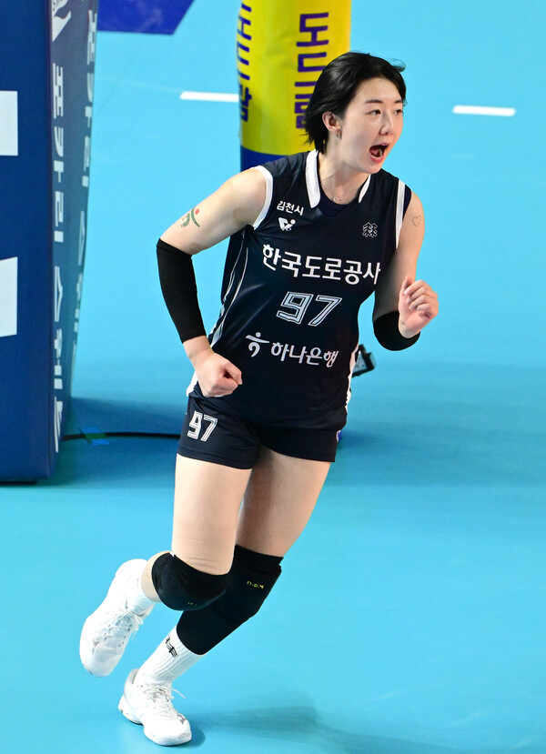 타나차강소휘 쌍끌이 6위 도로공사 1위 흥국생명 3 0 완파여자배구 순위 경쟁 점입가경