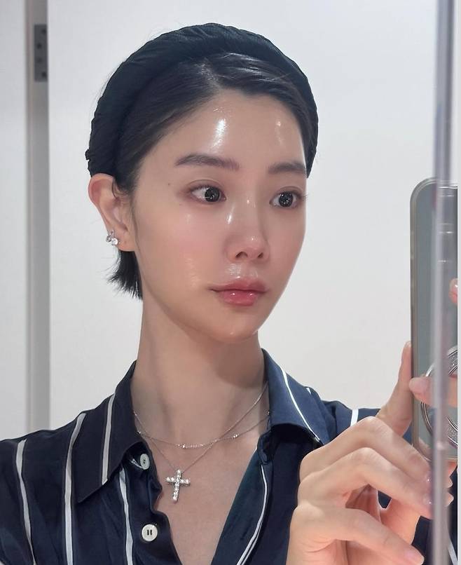 이 스타일 너무 멋져 클라라 우아한 화이트 슈트퍼로 완성한 럭셔리룩 뷰티는 내운명