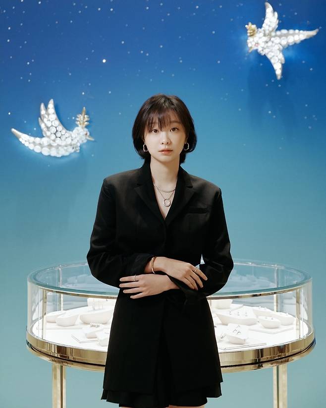 너무 하얘김다미 똑단발 여신 러블리 올블랙 미니스커트 하의실종룩 뷰티는 내운명