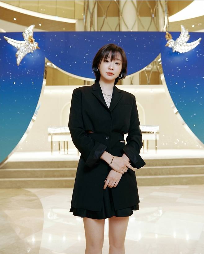 너무 하얘김다미 똑단발 여신 러블리 올블랙 미니스커트 하의실종룩 뷰티는 내운명