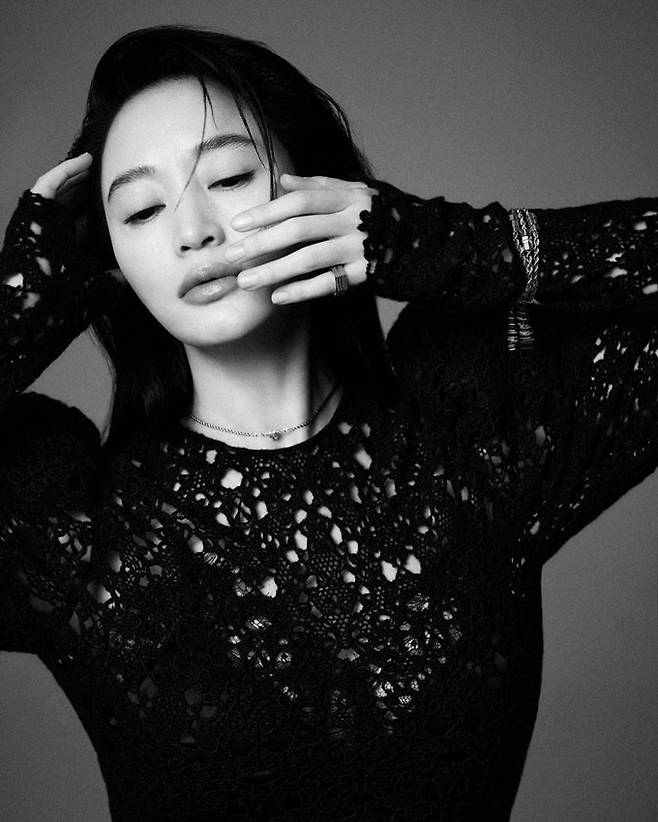 김혜수·김연아 이 조합 미美쳤다 마음도 스타일도 퀸 블랙and화이트 슈트 핏 패션엔