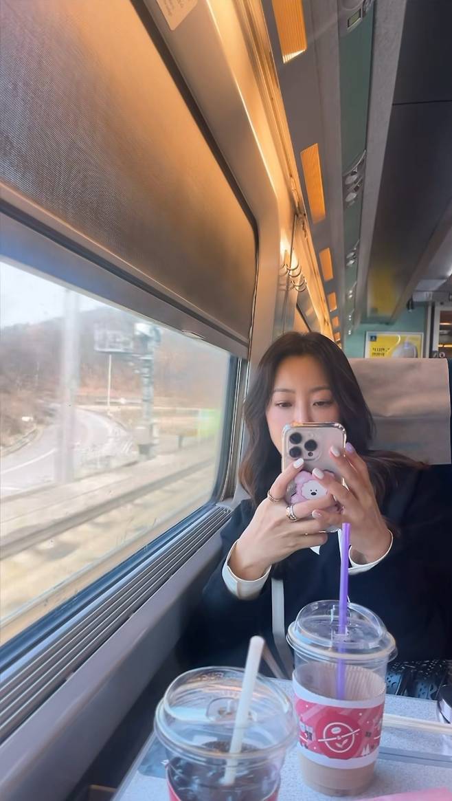 김희선 자체발광 갓희선 화이트 롱 코트로 뽐낸 독보적 우아함 스타와 패션