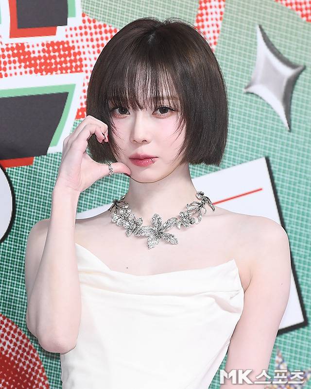 윈터 똑단발 인형 미모 청량고급미 폭발한 화이트 드레스룩 뷰티는 내운명