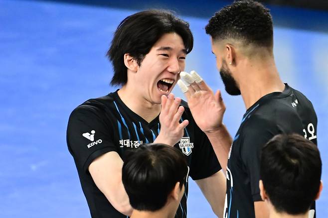 8연승 현대캐피탈의 화끈한 성탄절 선물 2위 대한항공에 셧아웃 승이라니