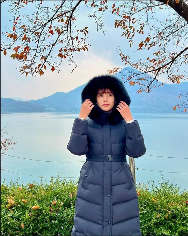 조윤희 겨울 호숫가에서 빛난 고급 롱패딩룩 싱글맘의 따뜻한 감성 완성 스타와 라이프