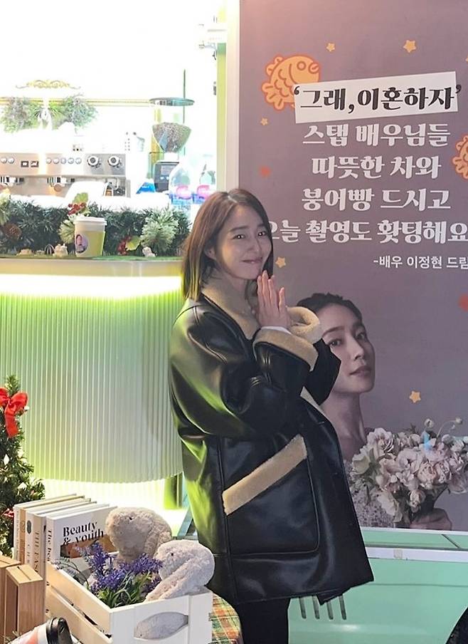 이민정 이정현 붕어빵 간식차에 폭풍감사 크리스마스에도 열일 무스탕 재킷룩 패션엔