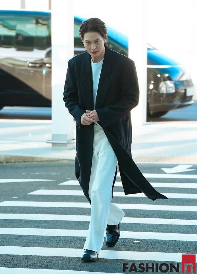 주원 겨울 멋남들도 얼죽코 무심하게 툭 걸친 코트룩 방콕 출국 패션엔