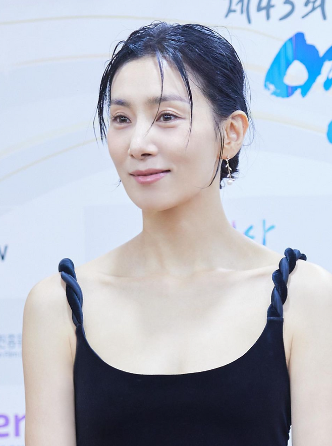 50세 김서형완벽한 자기관리시스루 드레스 너무 아름다워 놀랍다드레스룩 어썸클