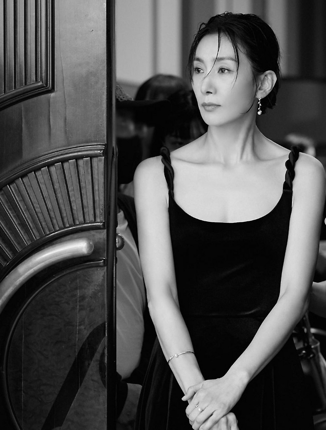 50세 김서형완벽한 자기관리시스루 드레스 너무 아름다워 놀랍다드레스룩 어썸클