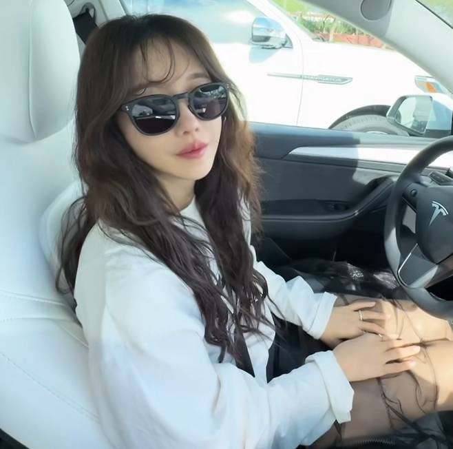 이지아 40대 후반의 세련된 반란 흰 티 하나로 스타일리쉬 드라이브 룩 완성 스타와 패션
