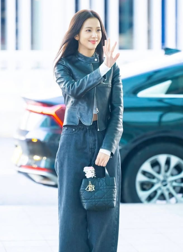 아직 출시도 안된 디올가방 들고 올블랙 공항패션 선보인 블랙핑크 지수 셀럽뷰