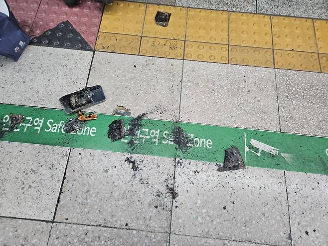 달리는 지하철 안에서 삽으로 휴대전화 부순 60대 남성 경찰에 체포