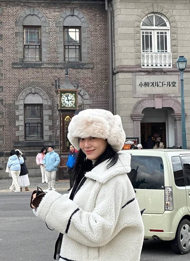 김세정 ‘취하는 로맨스 끝나고 삿포르 샤프카 쓴 로맨스 퀸 플리스 재킷 여행룩 패션엔